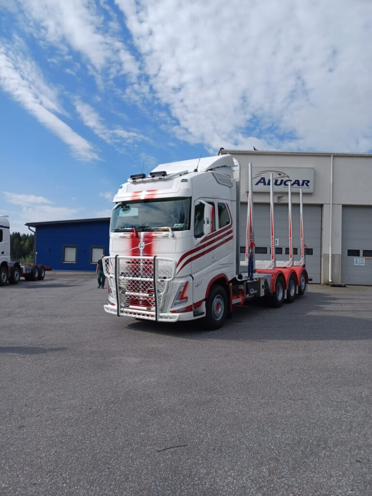 Alucarin rakentama auto: Hyvärisen Puukuljetus Oy - Alucar